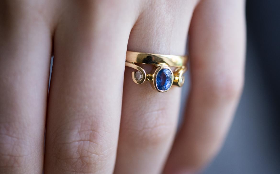 A Beautiful Ring Makes a Person’s Hand Shine - SaveAndSearch.net